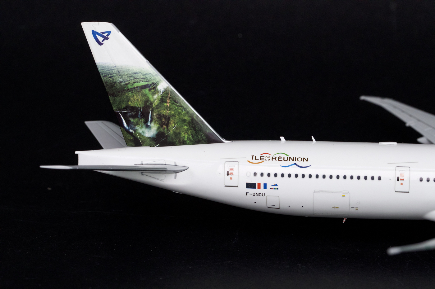 ScaleModelStore.com :: JC Wings 1:200 - LH2032 - Air Austral Boeing 777-300