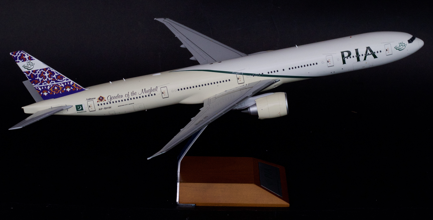 ScaleModelStore.com :: JC Wings 1:200 - LH2036 - PIA Boeing 777-300ER