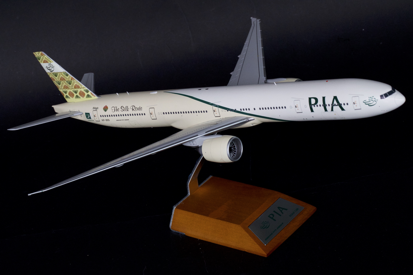 ScaleModelStore.com :: JC Wings 1:200 - LH2037 - PIA Boeing 777-300ER
