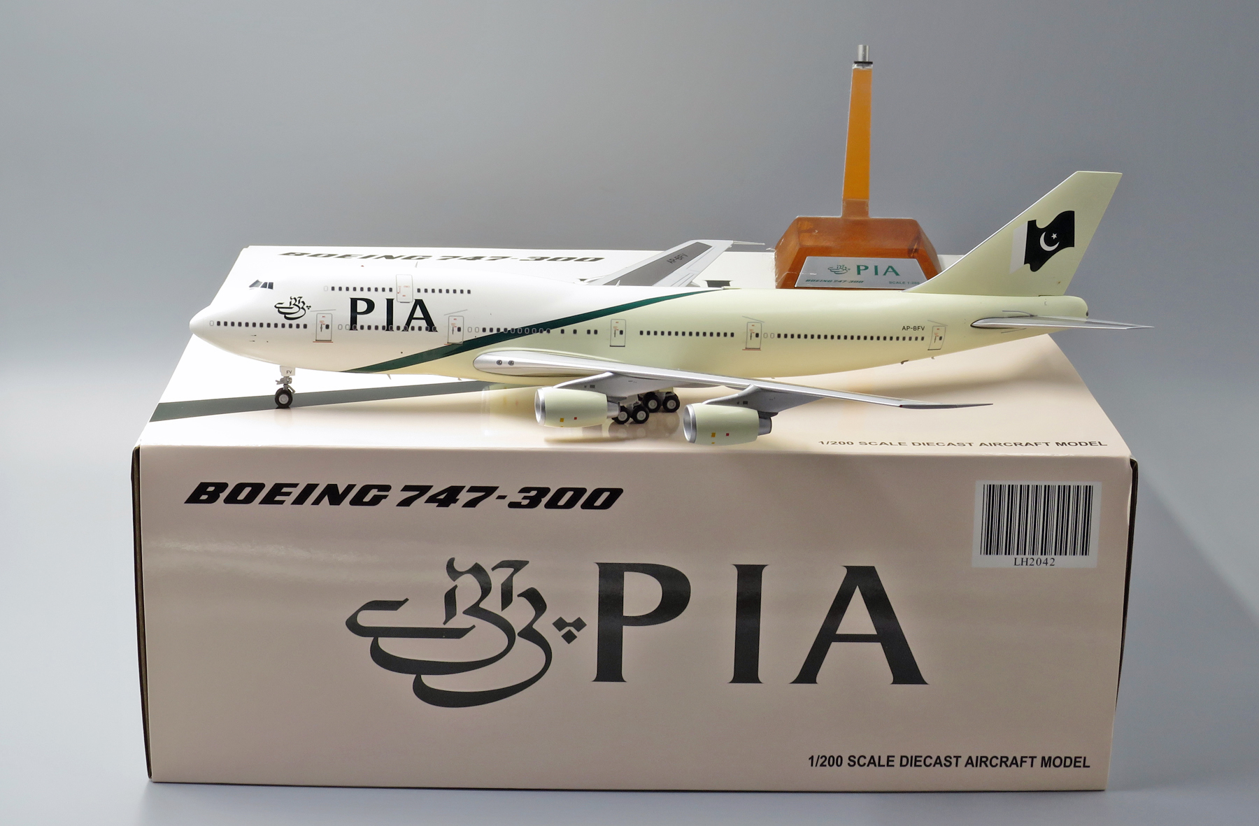ScaleModelStore.com :: JC Wings 1:200 - LH2042 - PIA Boeing 747-300