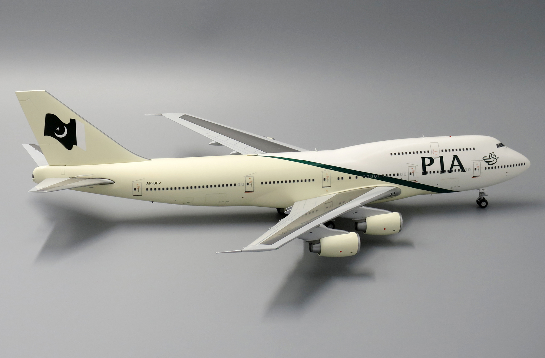 ScaleModelStore.com :: JC Wings 1:200 - LH2042 - PIA Boeing 747-300