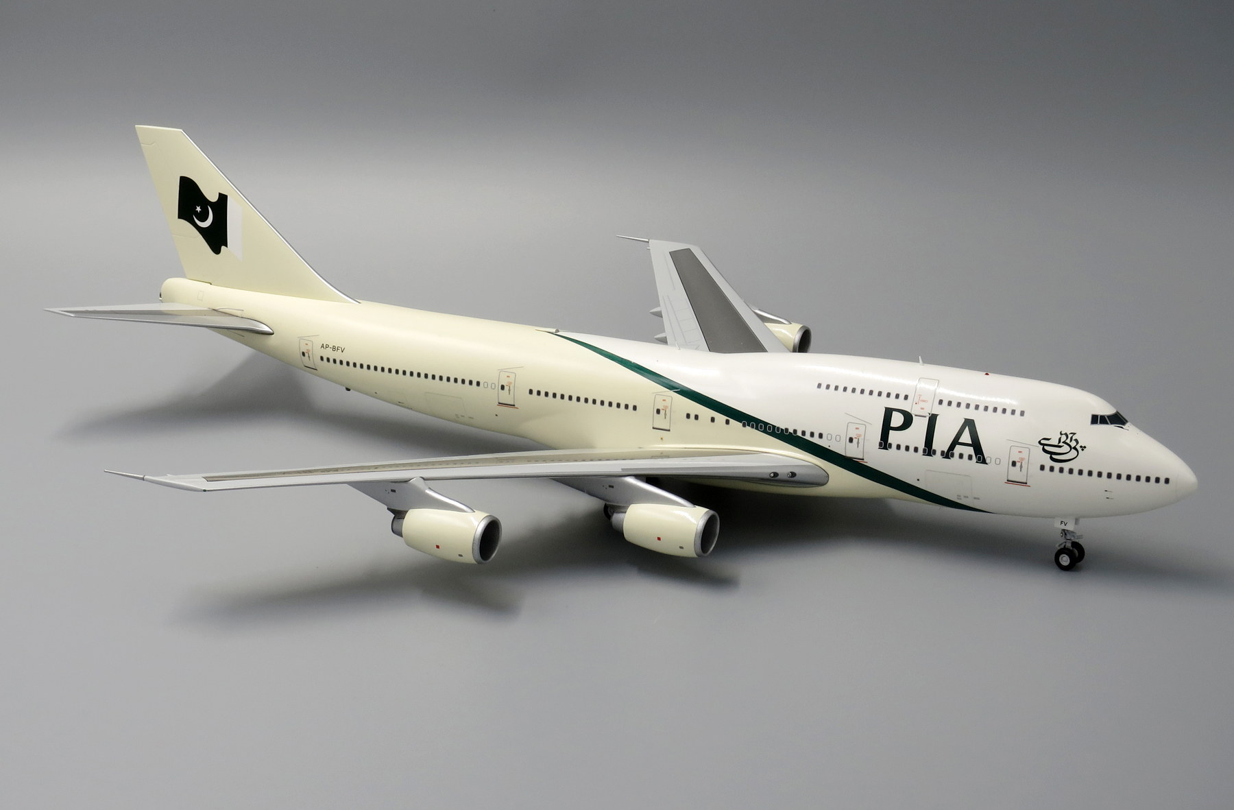 ScaleModelStore.com :: JC Wings 1:200 - LH2042 - PIA Boeing 747-300