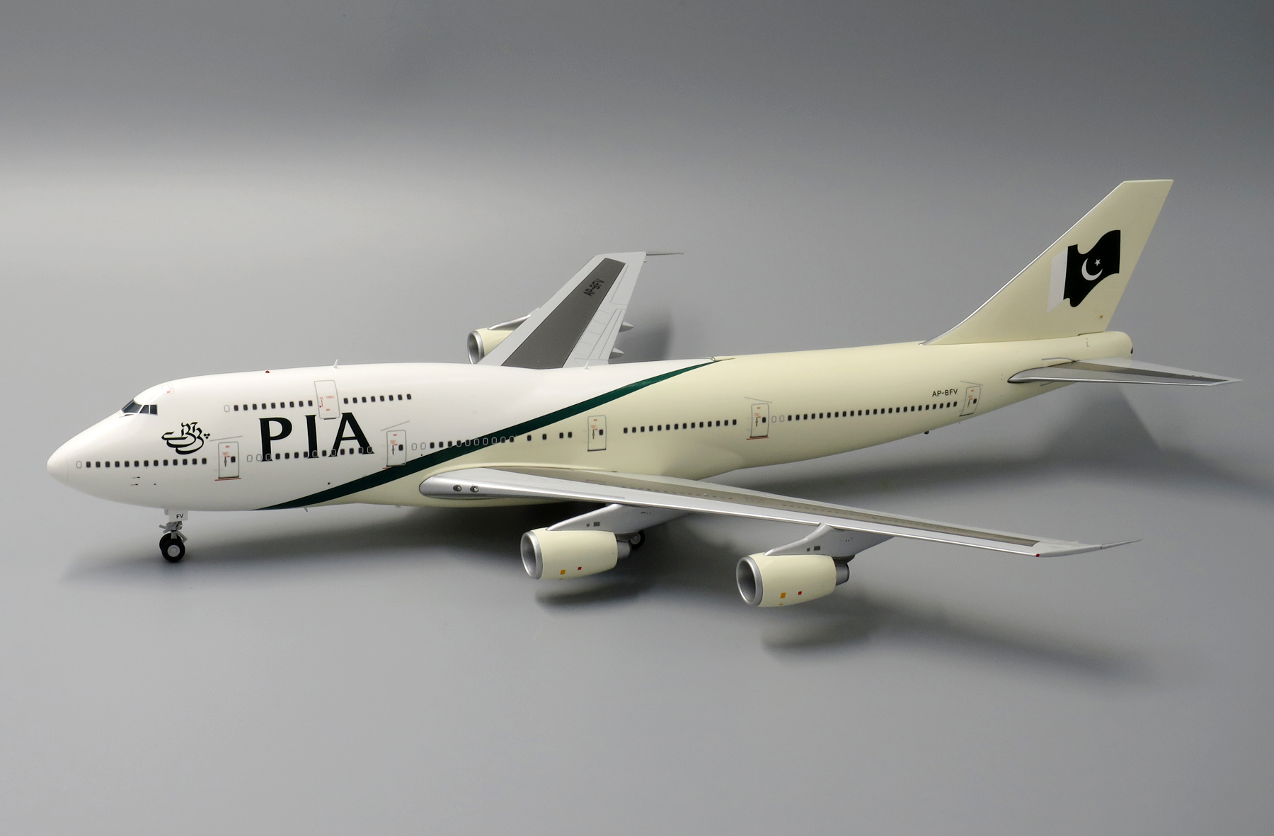 ScaleModelStore.com :: JC Wings 1:200 - LH2042 - PIA Boeing 747-300