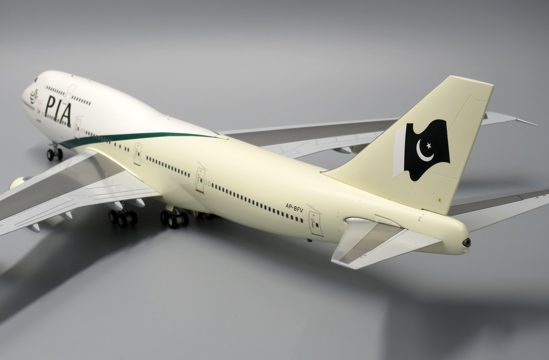 ScaleModelStore.com :: JC Wings 1:200 - LH2042 - PIA Boeing 747-300