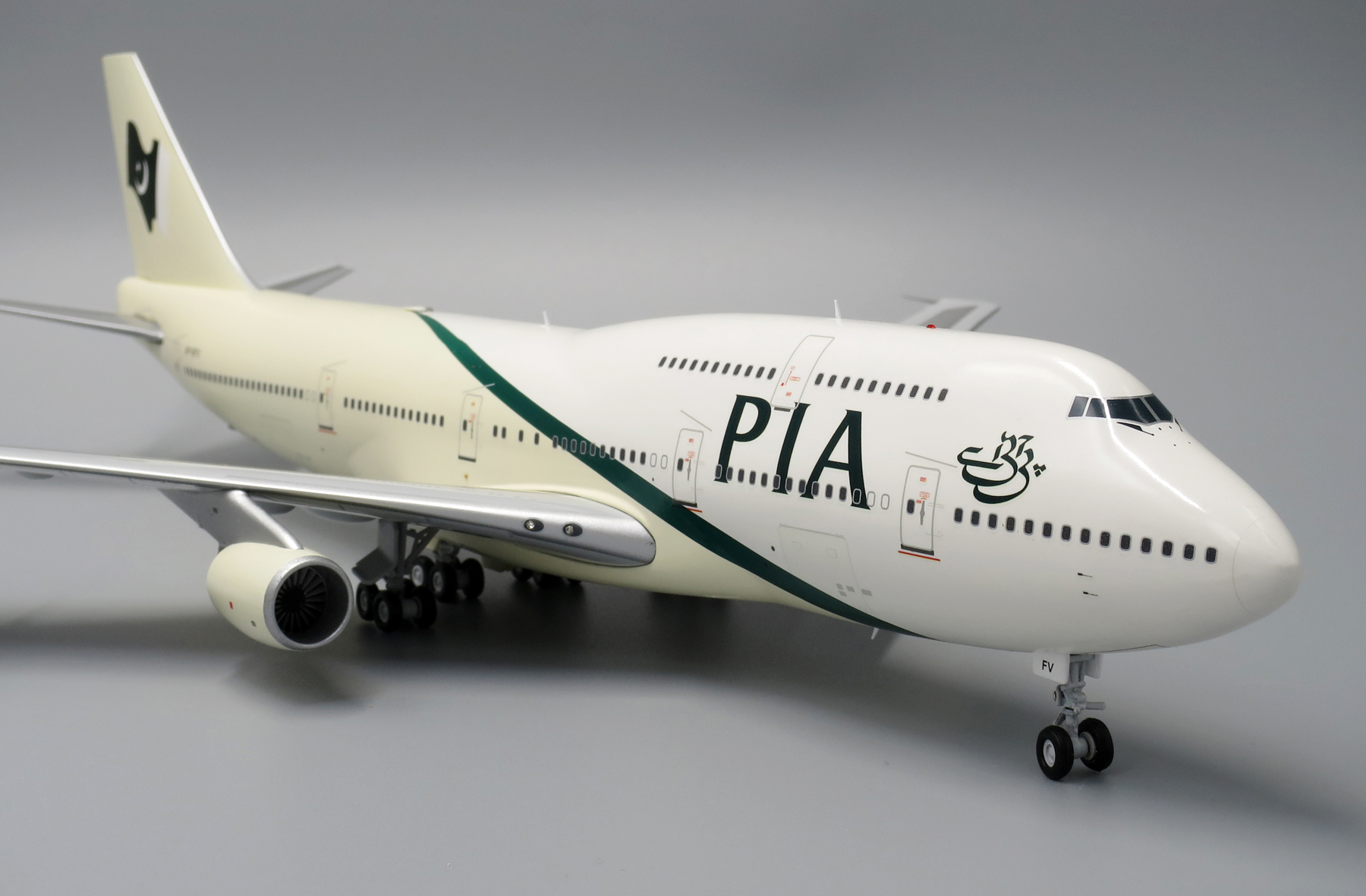 ScaleModelStore.com :: JC Wings 1:200 - LH2042 - PIA Boeing 747-300