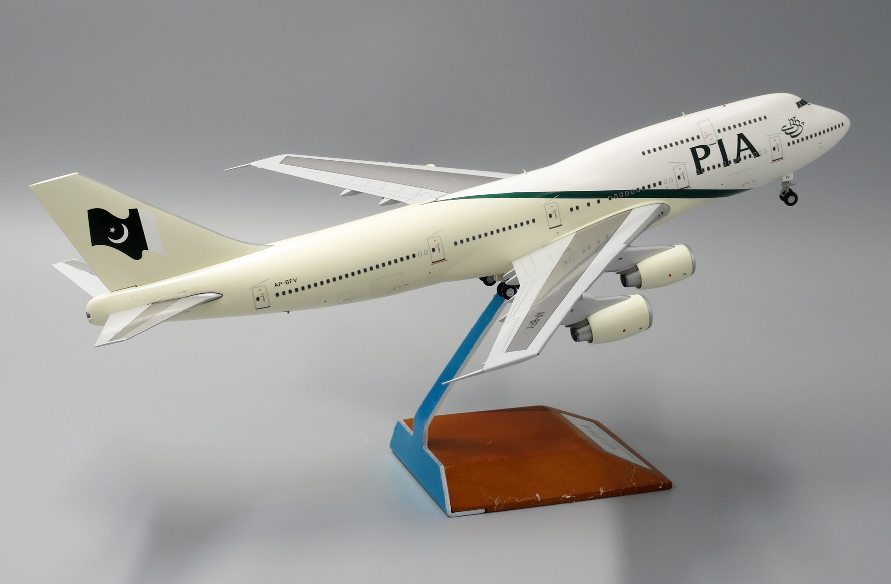 ScaleModelStore.com :: JC Wings 1:200 - LH2042 - PIA Boeing 747-300