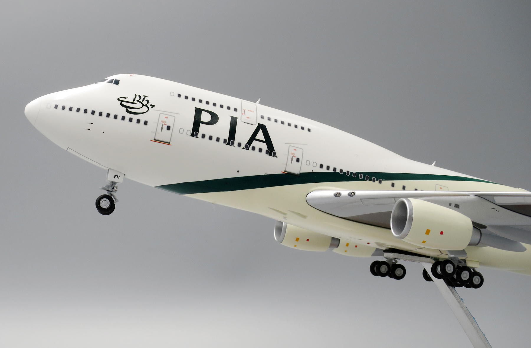 ScaleModelStore.com :: JC Wings 1:200 - LH2042 - PIA Boeing 747-300