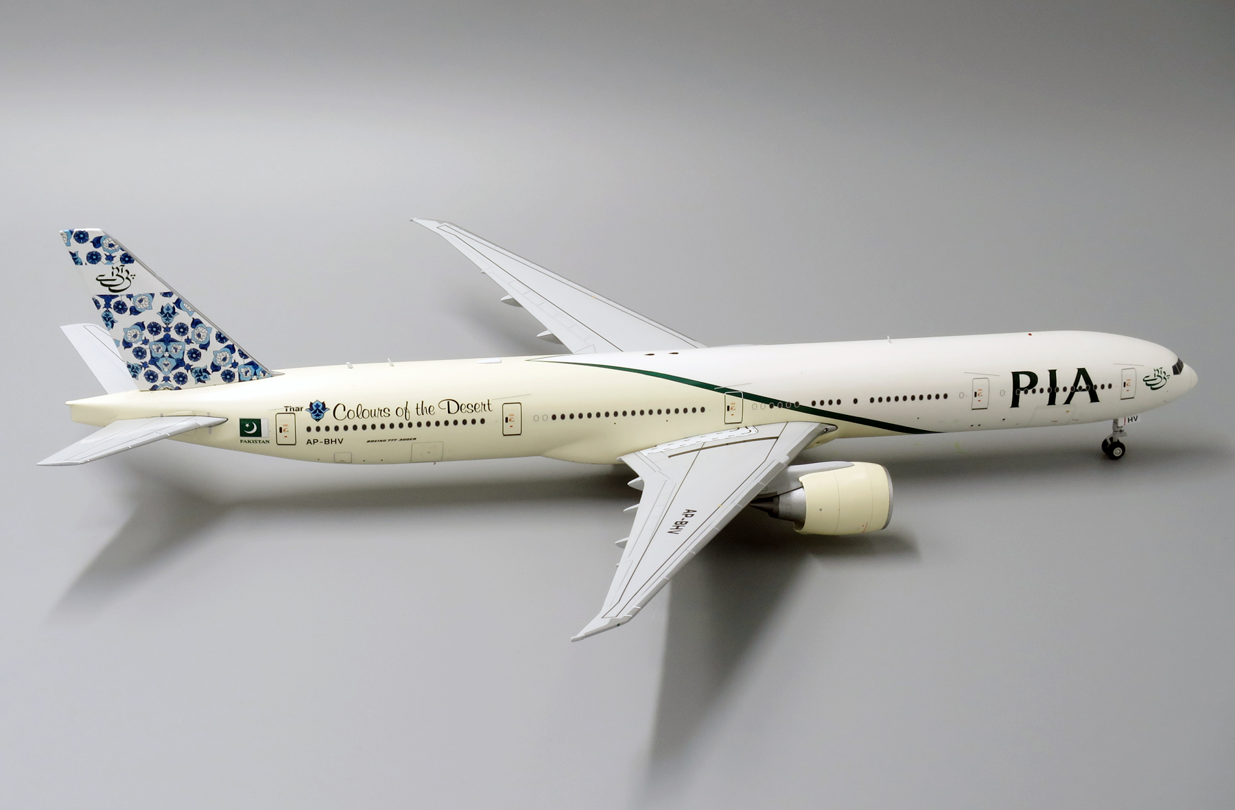 ScaleModelStore.com :: JC Wings 1:200 - LH2038 - PIA Boeing 777-300ER