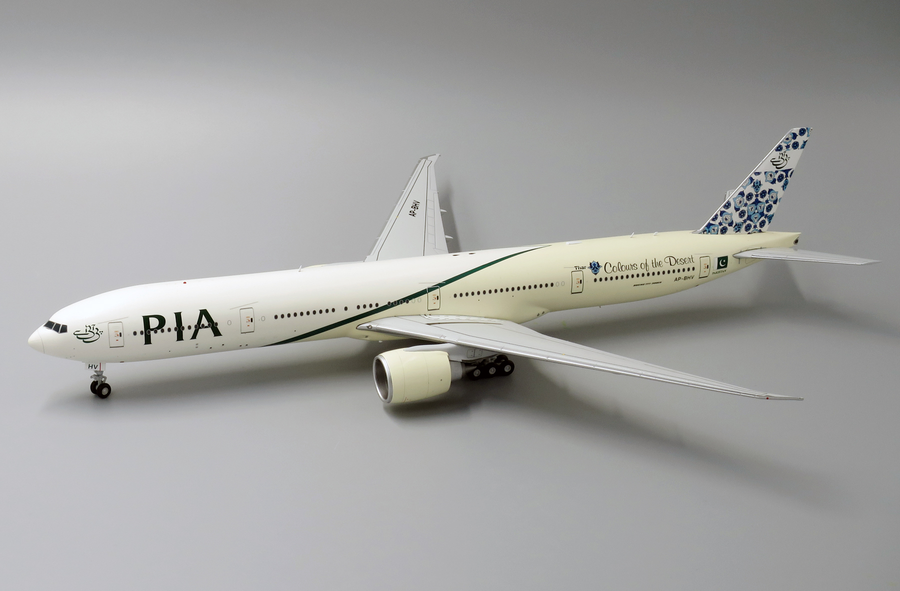 ScaleModelStore.com :: JC Wings 1:200 - LH2038 - PIA Boeing 777-300ER