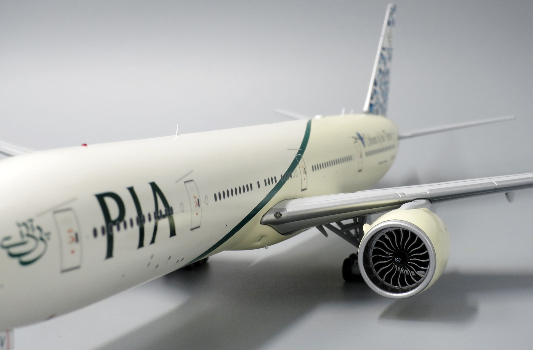 ScaleModelStore.com :: JC Wings 1:200 - LH2038 - PIA Boeing 777-300ER
