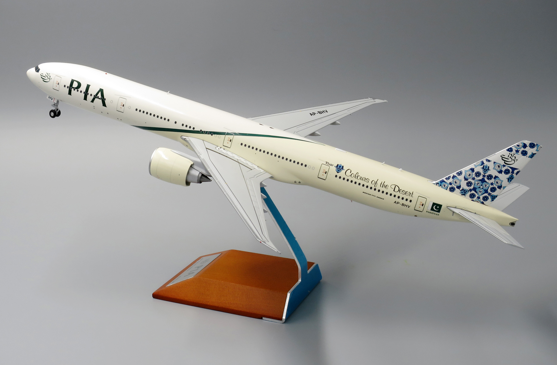 ScaleModelStore.com :: JC Wings 1:200 - LH2038 - PIA Boeing 777-300ER