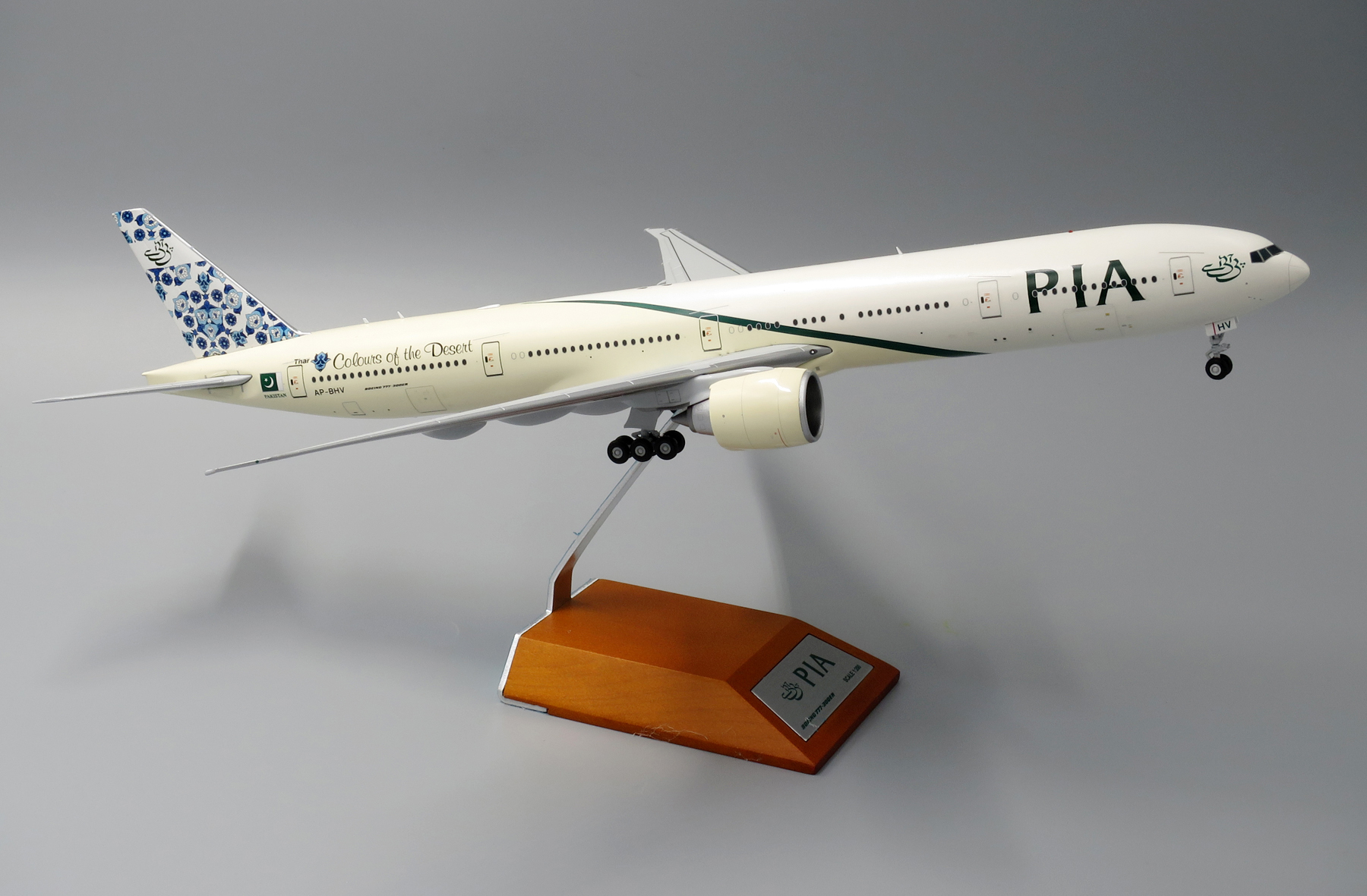 ScaleModelStore.com :: JC Wings 1:200 - LH2038 - PIA Boeing 777-300ER