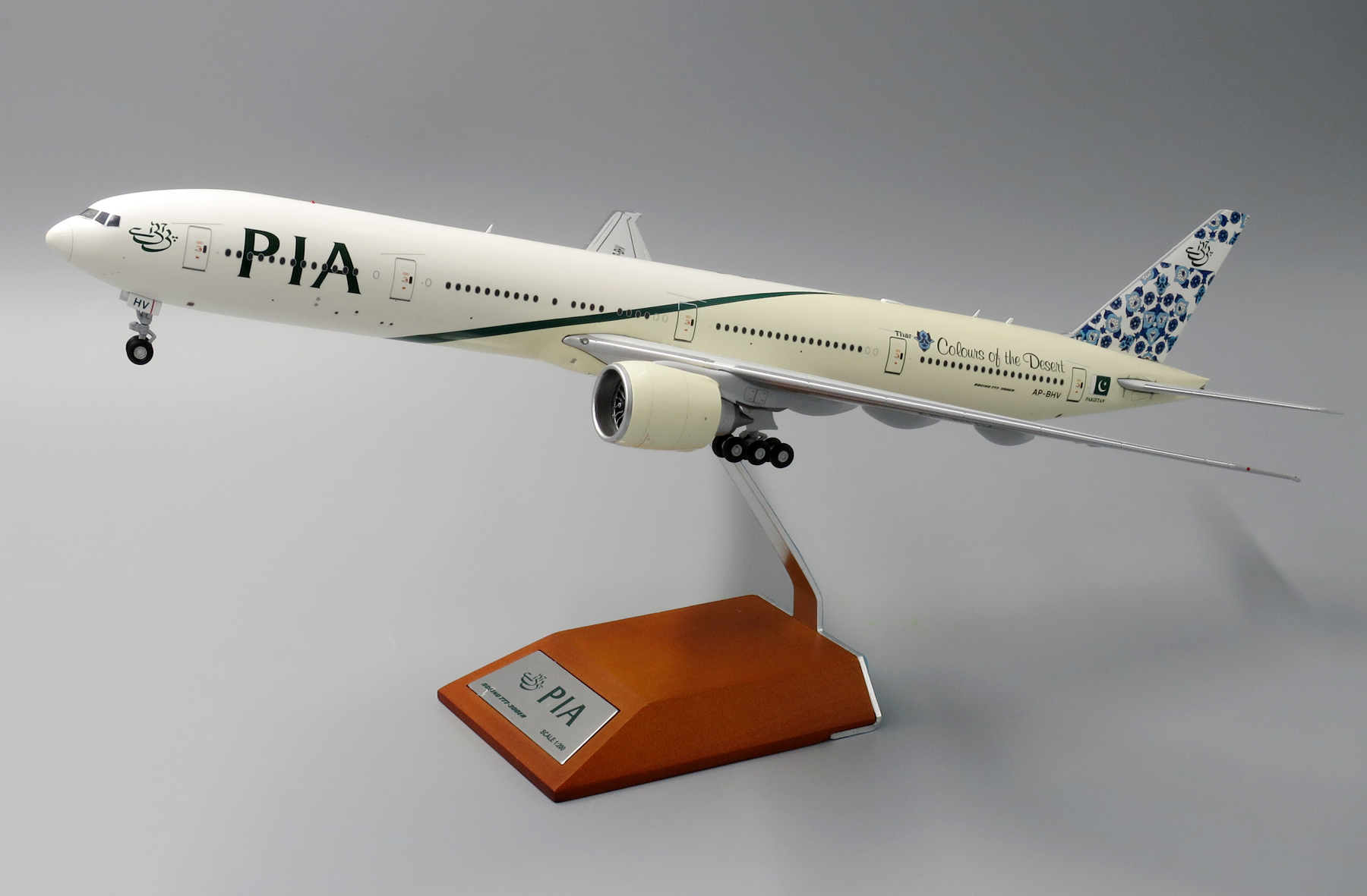 ScaleModelStore.com :: JC Wings 1:200 - LH2038 - PIA Boeing 777-300ER