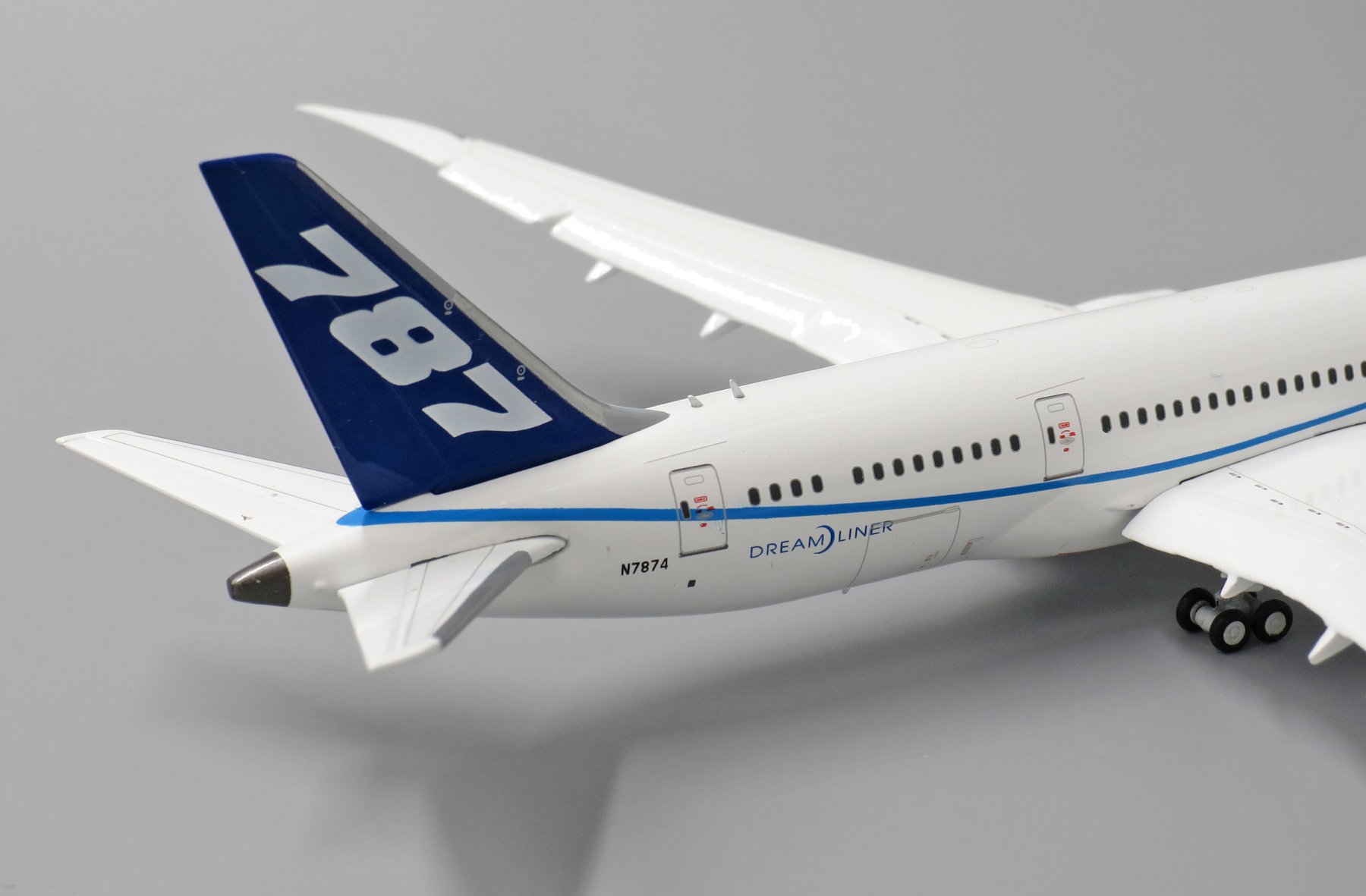ScaleModelStore.com :: JC Wings 1:400 - LH4057A - Boeing House Colors ...