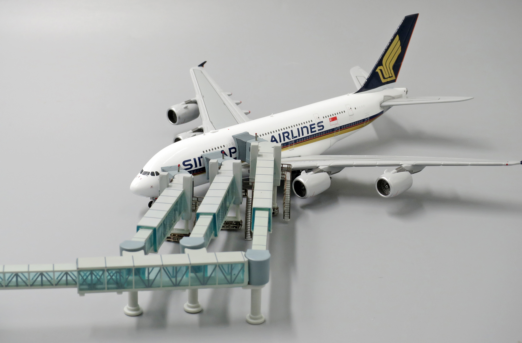 ScaleModelStore.com :: JC Wings 1:400 - LH4136 - Air Passenger Bridge ...