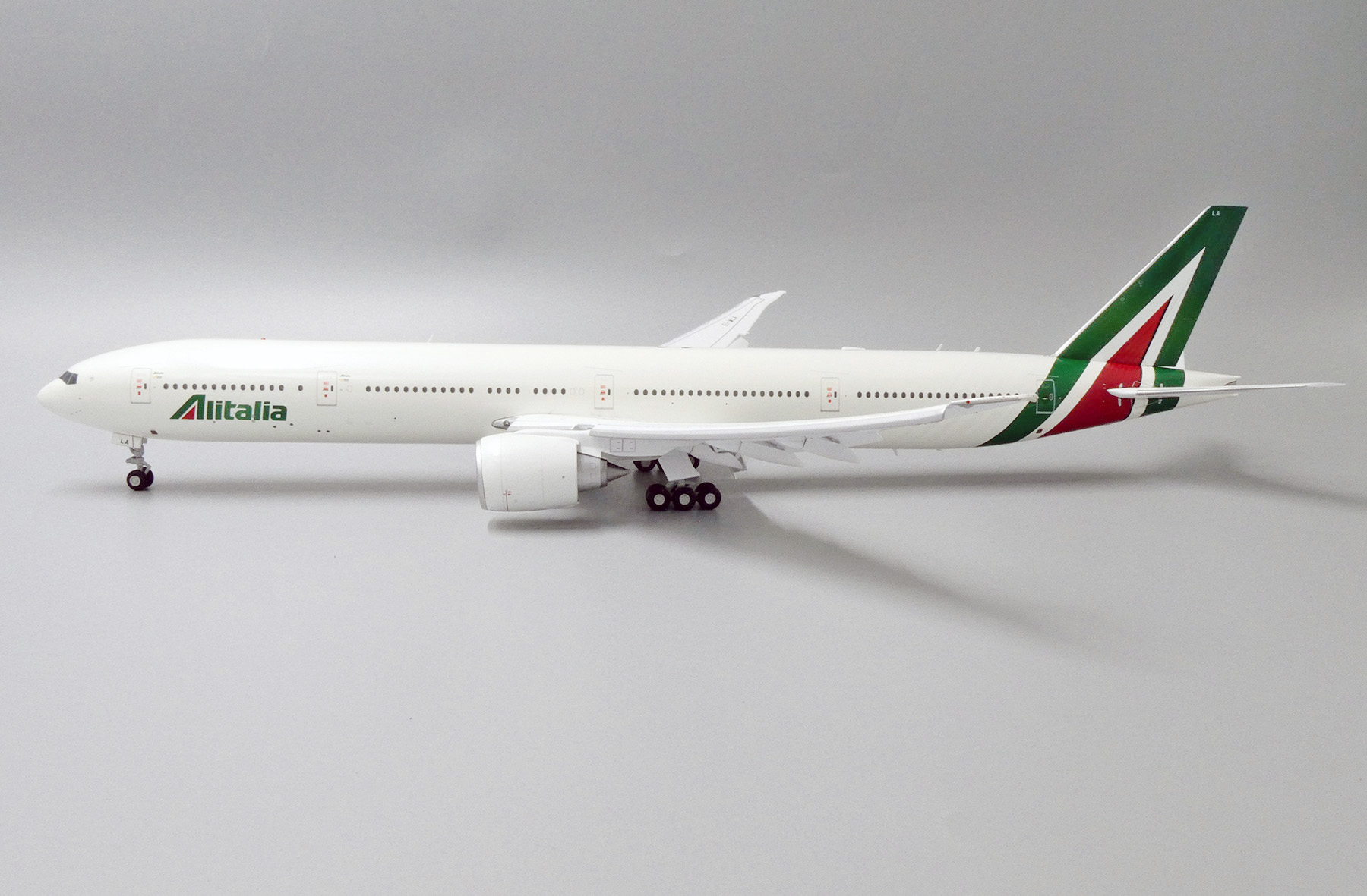 ScaleModelStore.com :: JC Wings 1:200 - XX2157A - Alitalia Boeing 777-300ER