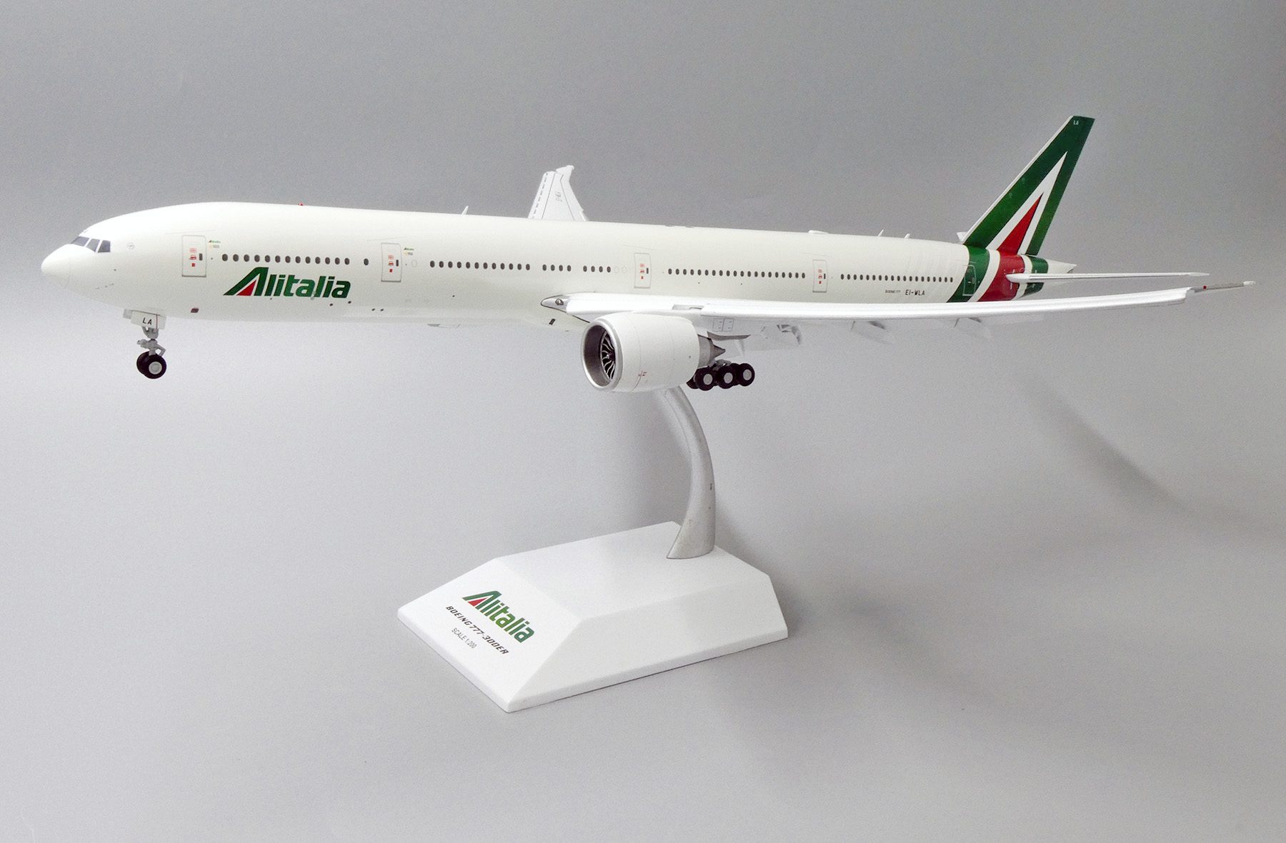 ScaleModelStore.com :: JC Wings 1:200 - XX2157A - Alitalia Boeing 777-300ER