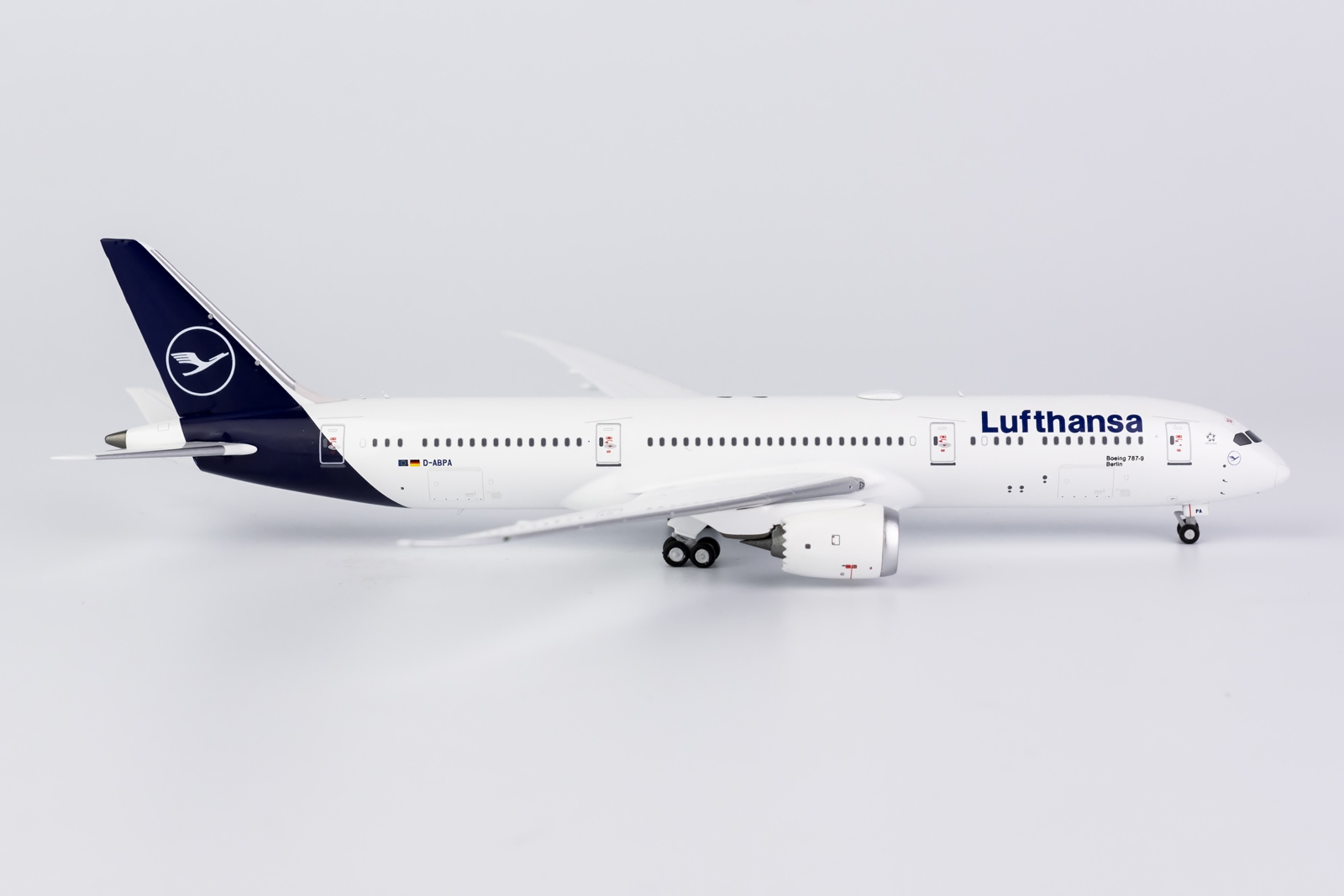 ScaleModelStore.com :: NG Models 1:400 - 55082 - Lufthansa Boeing 787-9