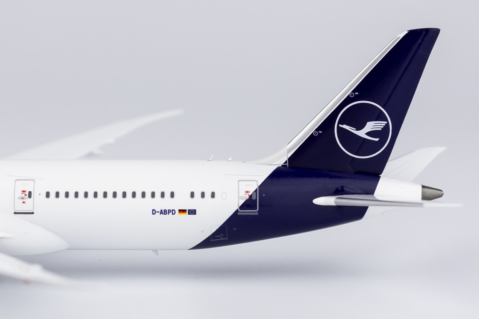 ScaleModelStore.com :: NG Models 1:400 - 55093 - Lufthansa Boeing 787-9