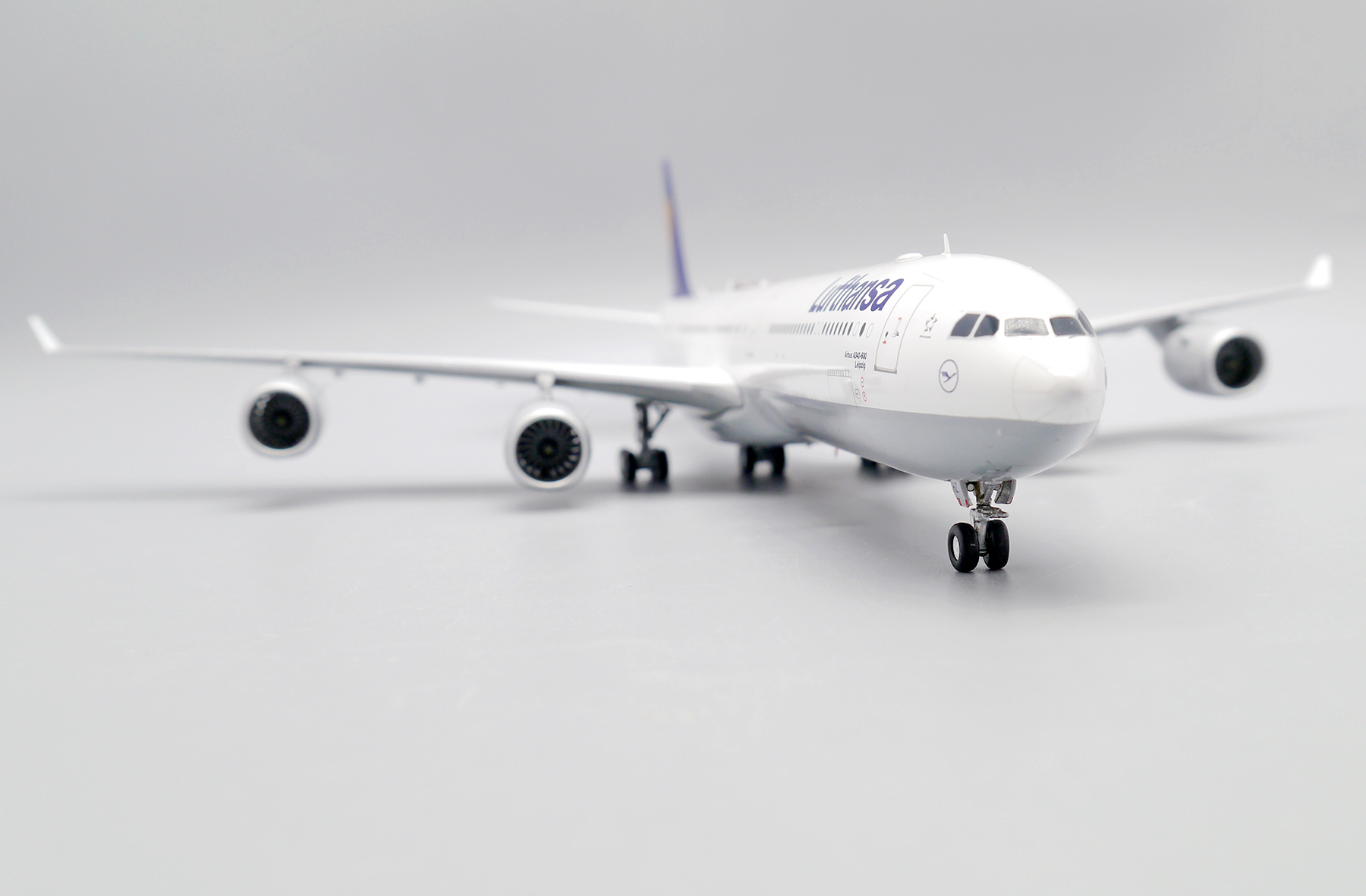 ScaleModelStore.com :: JC Wings 1:200 - EW2346008_damage3 - Lufthansa ...