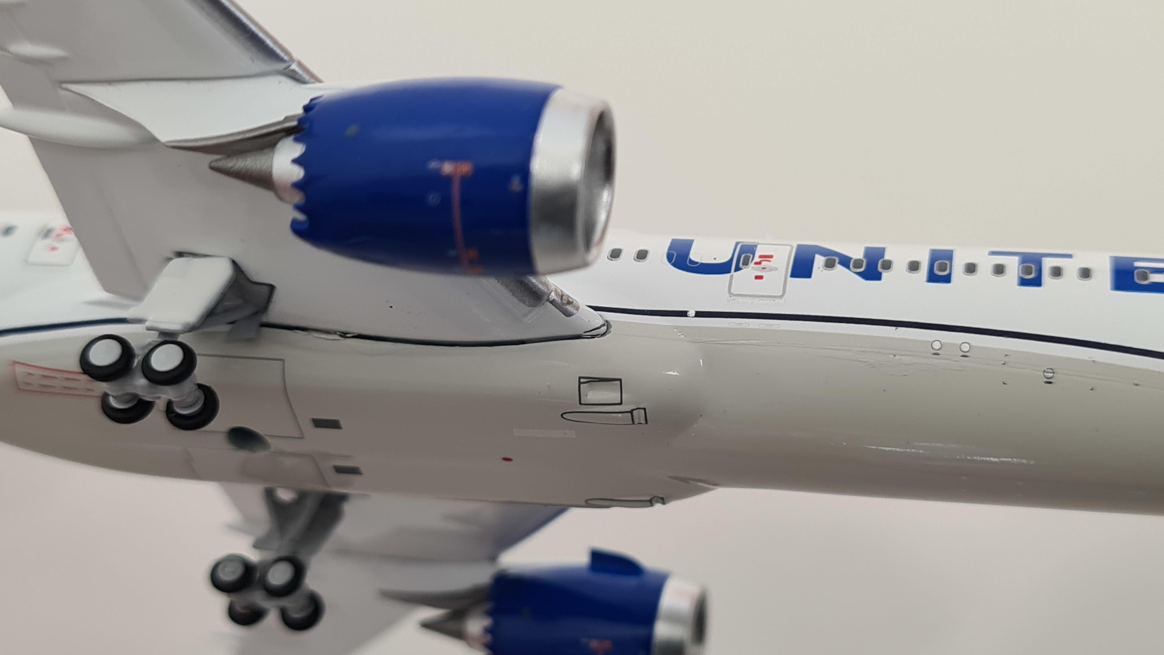 ScaleModelStore.com :: GeminiJets 1:400 - GJUAL2229_paint - United ...